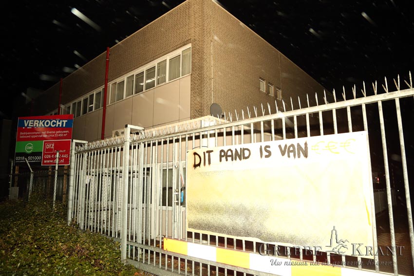 Bord aan toegangspoort DELM – Grebbekrant